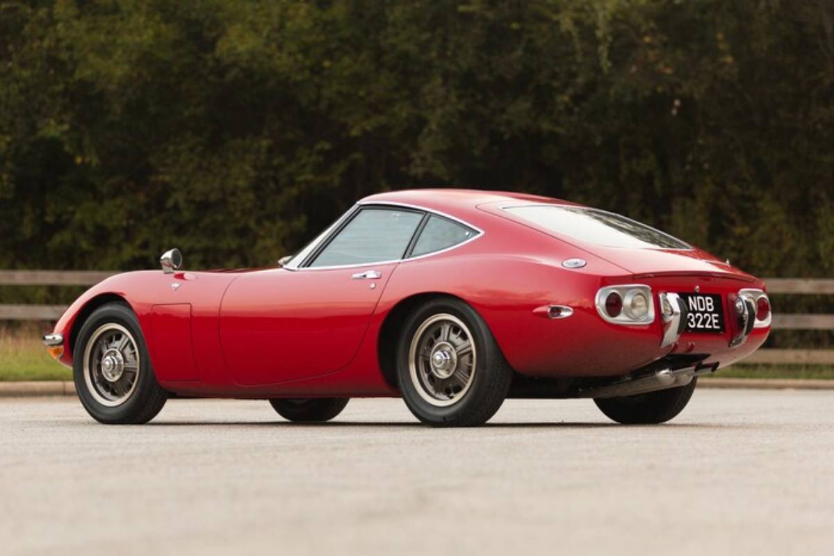 StriveME - تويوتا 2000 جي تي: أيقونة السيارات اليابانية الكلاسيكية